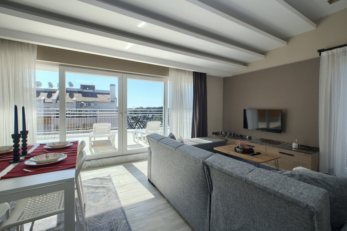 Apartamento Superior, 1 quarto, não fumadores | Sala de estar | Televisor de ecrã plano de 50 polegadas com canais por cabo, televisor
