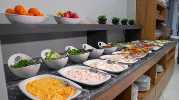 Café da manhã com buffet grátis todos os dias