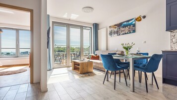 Apartamento (124 - ul. Obrońców Wybrzeża 8) | Sala de estar | Televisor de ecrã plano de 30 polegadas com canais por cabo, televisor 