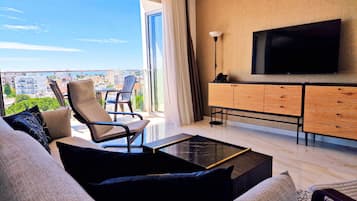 Apartamento Superior | Sala de estar | Smart TV de 43 polegadas com canais via satélite, televisor