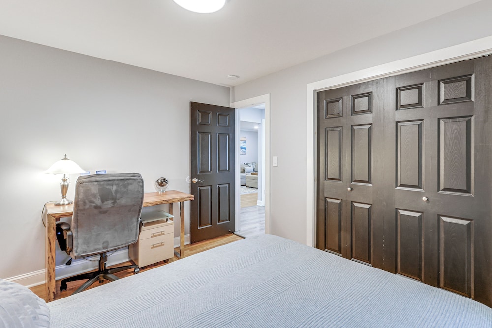 Modern Middletown Retreat, Minutes To Downtown! - East Hampton, CT