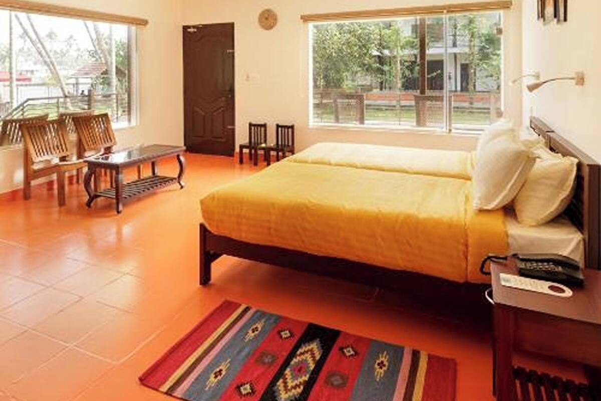 Quarto com cama, escrivaninha, cadeira, janela e ventilador de teto.
