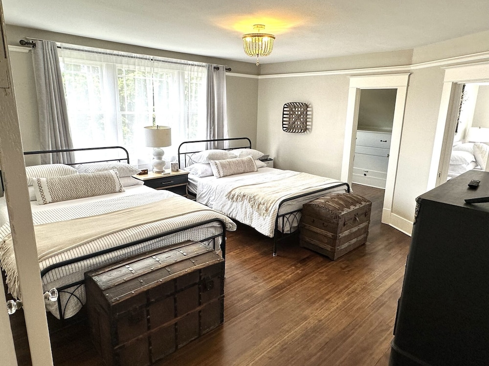Renovated Farmhouse On 7 Ac Sleeps 16, Hot Tub, Horses, Ac, Bbq, Huge Kitchen - Washington