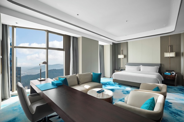 Quarto premier, 1 cama King | Edredons de pluma, frigobar, cofres nos quartos, escrivaninha