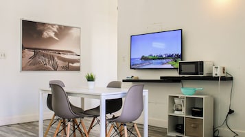 Apartamento Básico | Cozinha privada | Um frigorífico, um micro-ondas, uma cafeteira/bule 