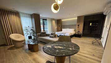 Selis Luxury | Frigobar, cofres nos quartos, espaço de trabalho para notebook
