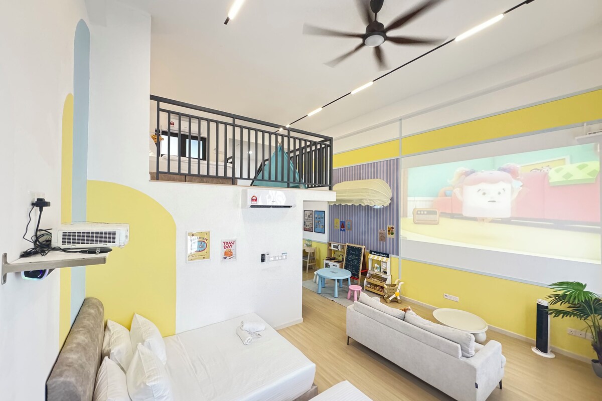 Quarto moderno com cama, sofá, ventoinha no teto, televisão e escada.