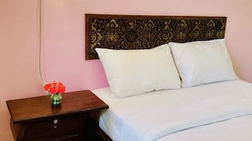 Quarto Duplo Económico | Secretária, Wi-fi grátis, roupa de cama fornecida