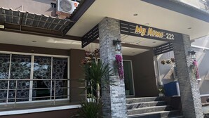 Um edifício moderno com uma placa que diz 'My Home 222'.