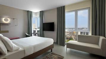 Quarto executivo, 1 cama Queen e sofá-cama | Frigobar, cofres nos quartos, individualmente decorados