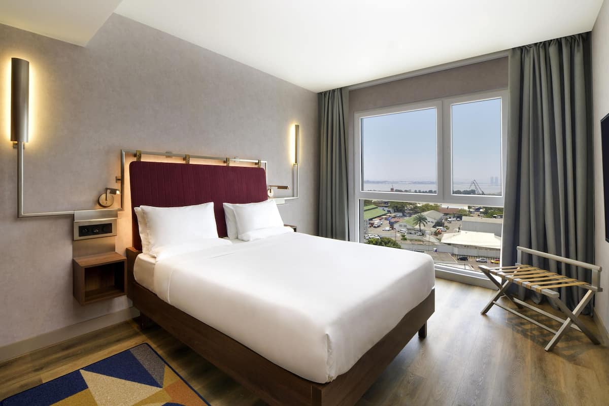 Minibar, cofre no quarto, com decoração personalizada