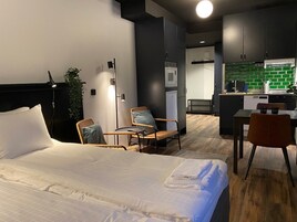 Quarto Duplo Standard | Secretária adequada para computadores portáteis 