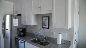 Apartamento em Condomínio Fechado, 1 quarto | Cozinha privada | Um frigorífico, um forno, uma cafeteira/bule, uma torradeira