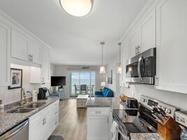 Apartamento em Condomínio Fechado, 1 quarto | Cozinha privada | Um frigorífico, um forno, uma cafeteira/bule, uma torradeira
