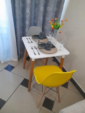 Apartamento, 1 cama queen-size | Restaurantes