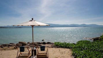 Uma praia privada, praia de areia branca, espreguiçadeiras