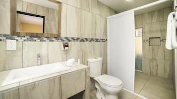 Quarto Standard (Three beds) | Casa de banho | Um polibã, um chuveiro fixo, um secador de cabelo, toalhas fornecidas