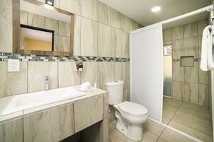 Quarto Standard (Three beds) | Casa de banho | Um polibã, um chuveiro fixo, um secador de cabelo, toalhas fornecidas 