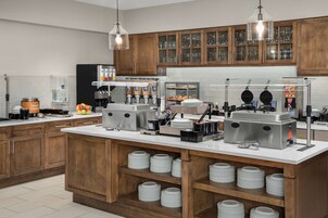 Café da manhã com buffet grátis todos os dias