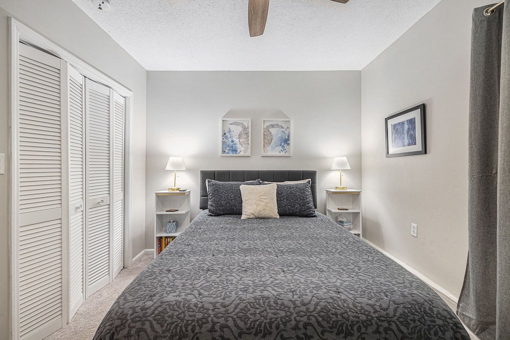 Pet Friendly & Convenient 2 Bedroom With Private Fenced In Yard And Hottub - Charleston, SC