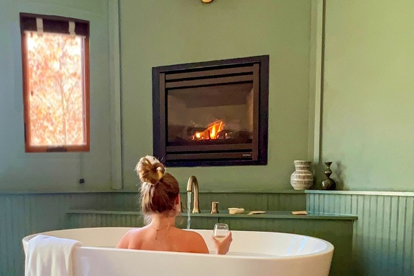 Roupas de cama premium, escrivaninha, cortinas blackout