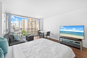 Estúdio, 1 cama Queen, para não fumantes, vista para a cidade | Área de estar | TV 32 polegadas com canais a cabo