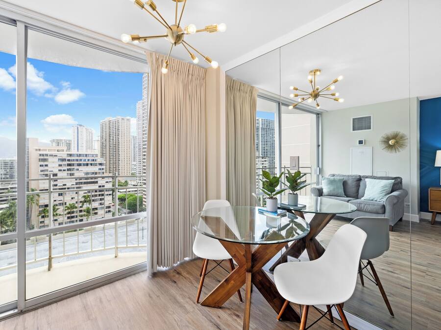 Estúdio, 1 cama Queen, para não fumantes, vista para a cidade | Área de estar | TV 32 polegadas com canais a cabo