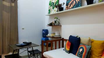 Quarto família, 2 quartos | Área de estar | TV LCD 24 polegadas com canais digitais, TV