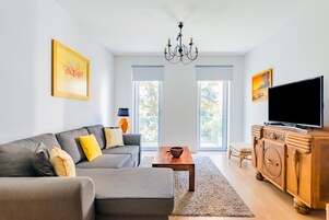 Apartamento, 2 quartos, acesso à piscina | Área de estar | Smart TV 16 polegadas com canais a cabo