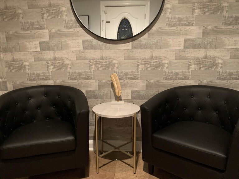 Waterfront And Trail-backing Retreat In The Heart Of The City! - 뷰퍼트