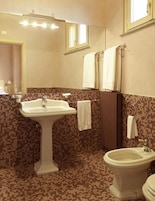 Quarto Duplo ou Twin Clássico | Casa de banho | Um polibã, um chuveiro fixo, artigos de higiene pessoal grátis 