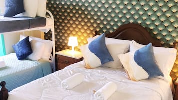 Quarto quádruplo | 1 quarto, individualmente decorados, Wi-Fi de cortesia, roupa de cama