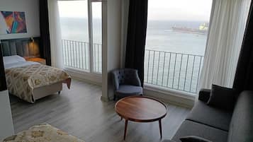 Quarto Quádruplo Familiar | Minibar, secretária adequada para computadores portáteis