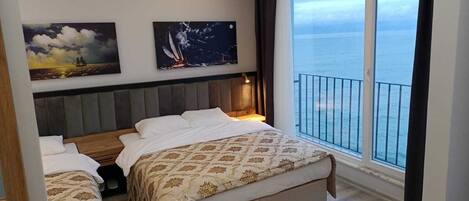 Quarto Quádruplo Familiar | Minibar, secretária adequada para computadores portáteis