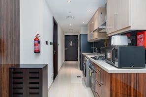Apartamento Comfort | Cozinha privada | Um frigorífico, um micro-ondas, um forno, uma placa de cozinha