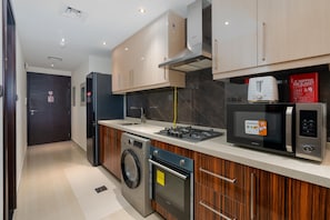 Apartamento Comfort | Cozinha privada | Um frigorífico, um micro-ondas, um forno, uma placa de cozinha