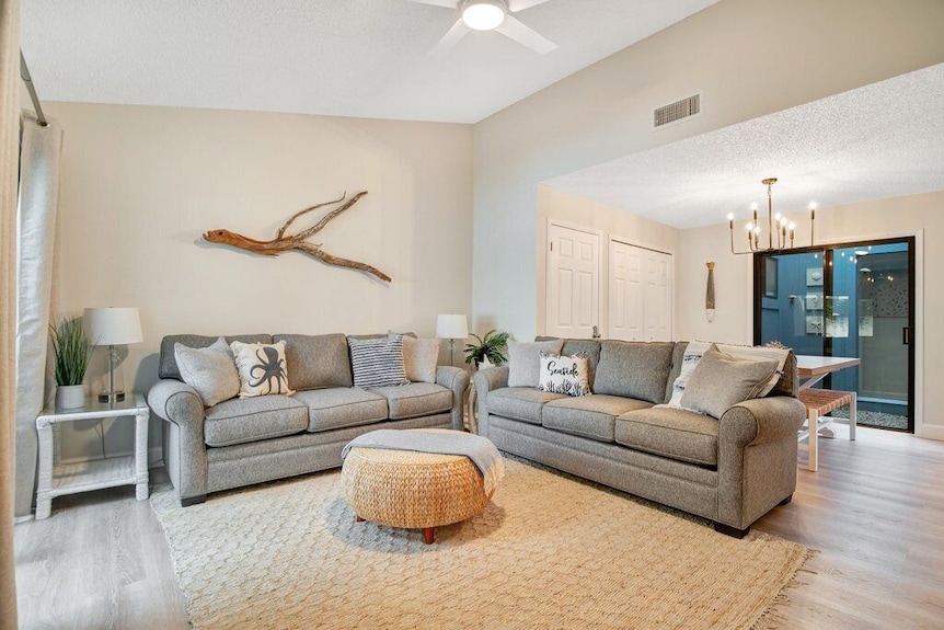 Seawoods Villa. Walk To The Beach! - New Smyrna Beach, FL