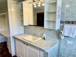 Quarto de Luxo | Casa de banho | Um secador de cabelo, toalhas fornecidas, sabão, champô 