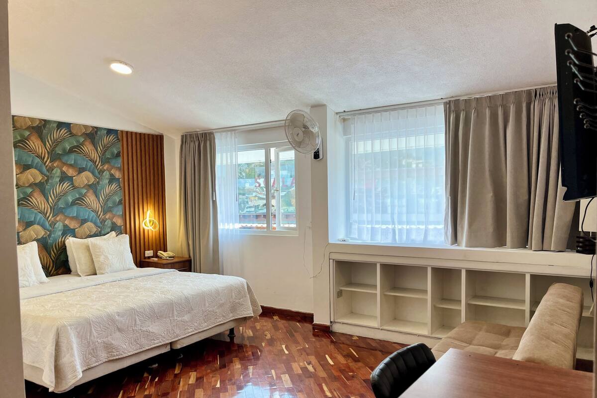 Quarto de Luxo | Roupa de alta qualidade, minibar, secretária 