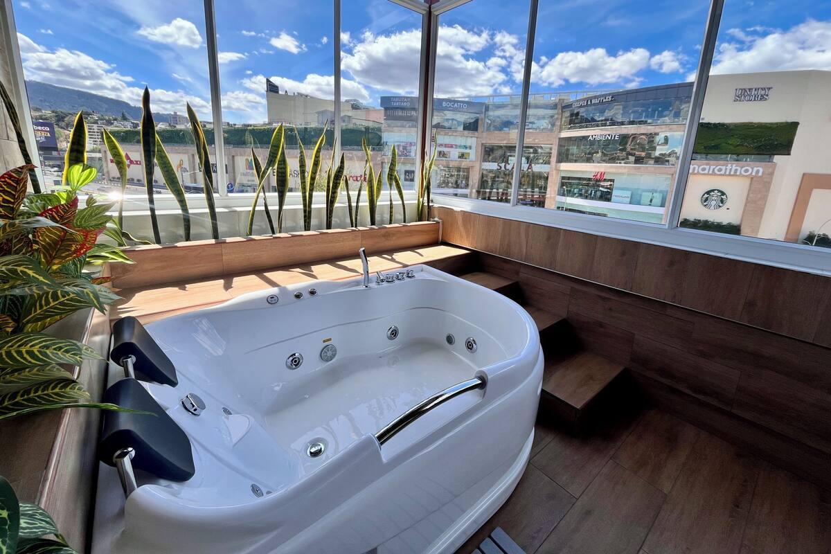 Suite Premium, banheira de hidromassagem grande, Vista para a cidade | Casa de banho | Um secador de cabelo, toalhas fornecidas, sabão, champô 