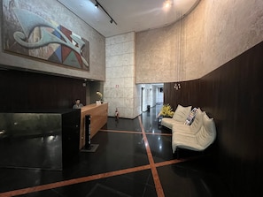 Apartamento básico | Saguão