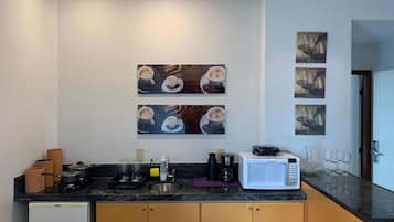 Apartamento | Cozinha privada | Frigobar, micro-ondas, cooktop, liquidificador