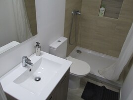 Suite Executiva | Casa de banho | Um polibã, um chuveiro fixo, um secador de cabelo (mediante pedido) 