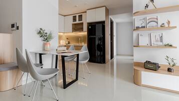 Apartamento, 2 quartos, varanda | Refeições no quarto