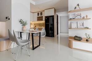 Apartamento, 2 quartos, sacada | Opções para refeição no quarto