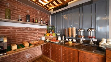 Café da manhã com buffet grátis todos os dias