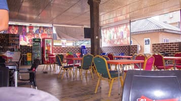 2 bares/lounges