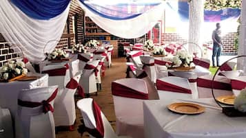 2 bares/lounges