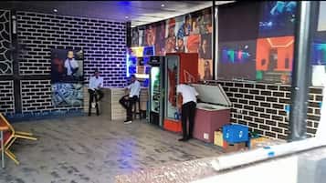 2 bares/lounges