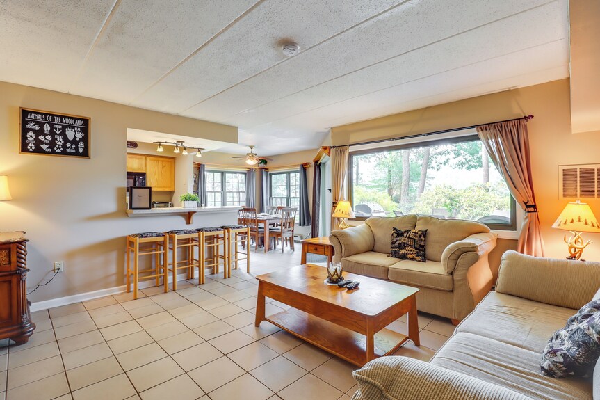 Steps To Shore: Scenic Big Boulder Lake Condo! - Lake Harmony, PA